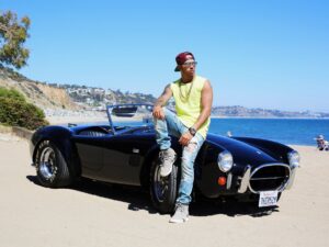 Hamilton exibe Shelby Cobra 427 avaliado em mais de R$ 25 milhões