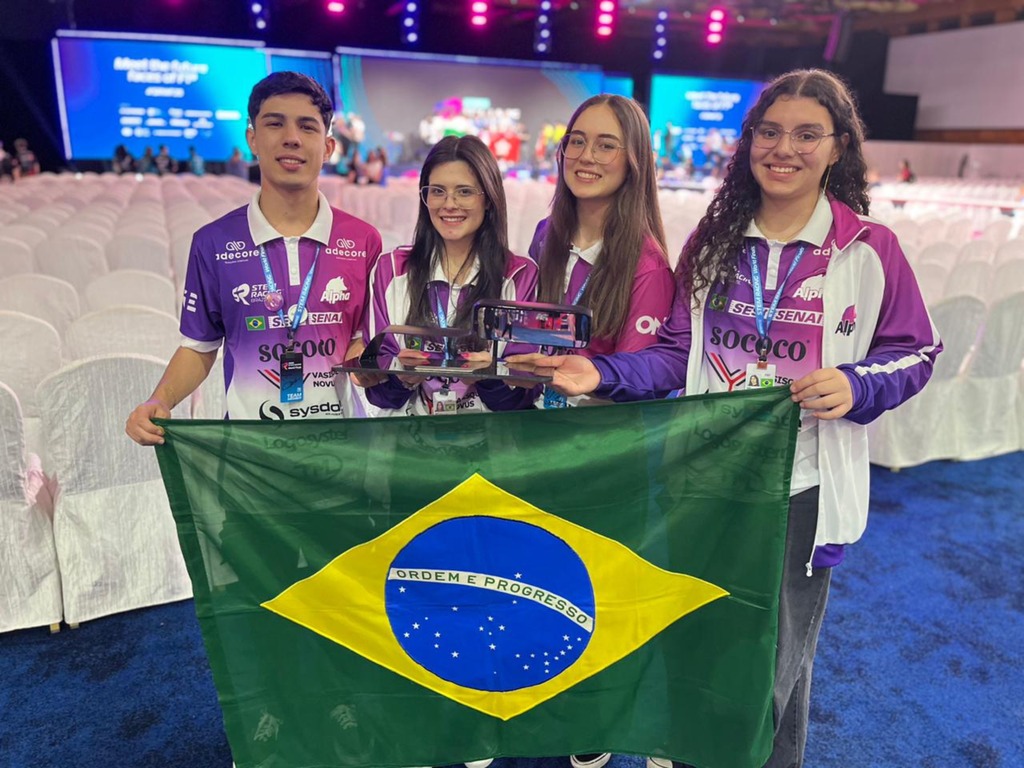 Alpha Scuderia e Team Hyoku colocam Brasil no topo da STEM Racing